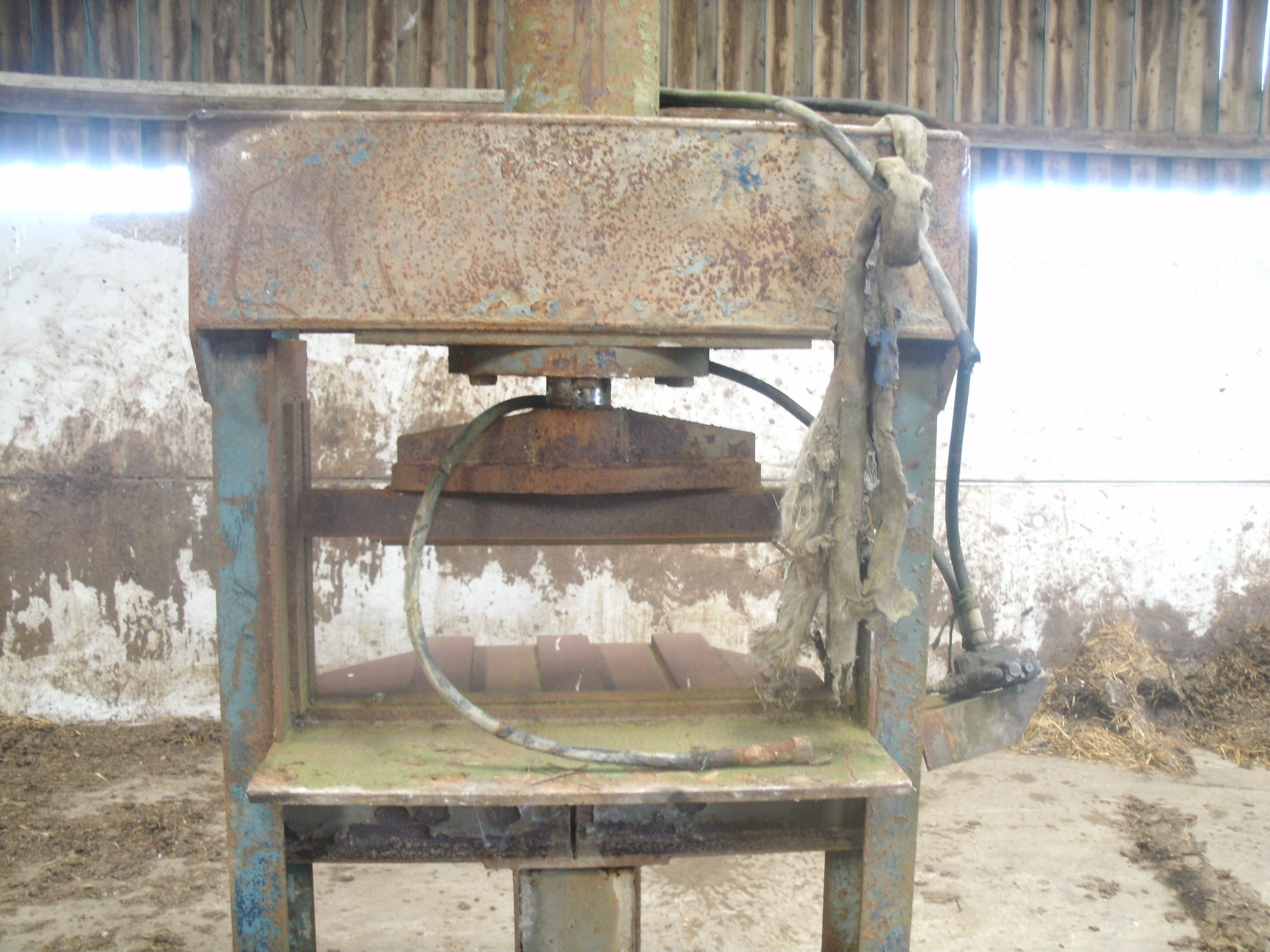 HYDRAULIC STONE CROPPER
