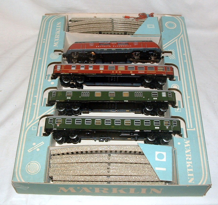 A MARKLIN 3121 3R Express Train Set comprising a DB Maroon Class V200 ...