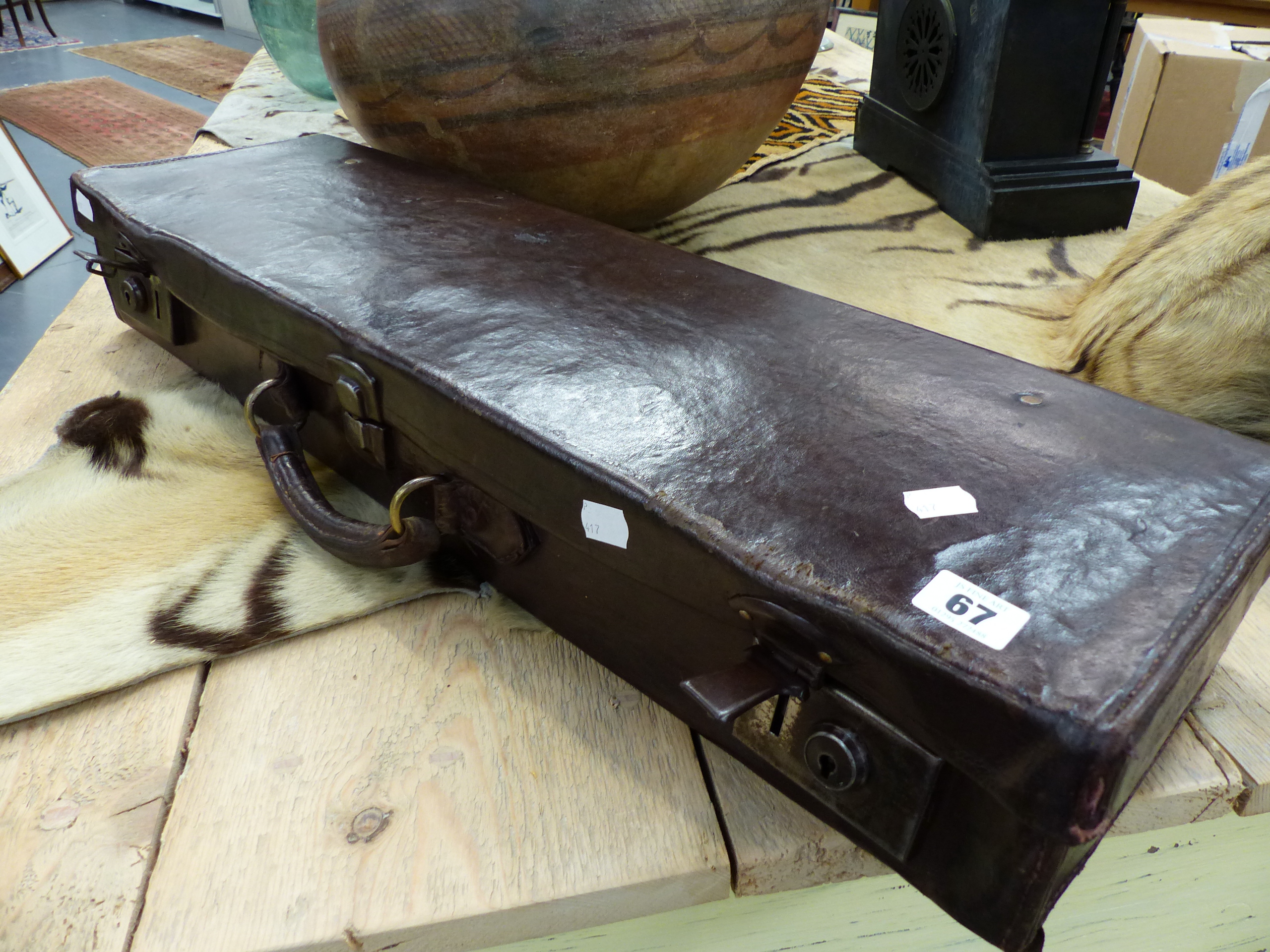 A VINTAGE LEATHER GUN CASE.
