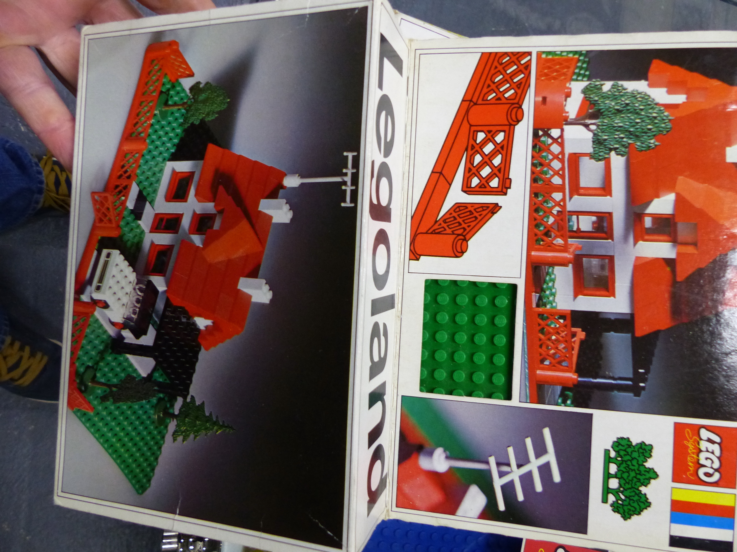 A COLLECTION OF 1960'S BOXED LEGO TO INCLUDE THREE ROOM UNIT SETS ...