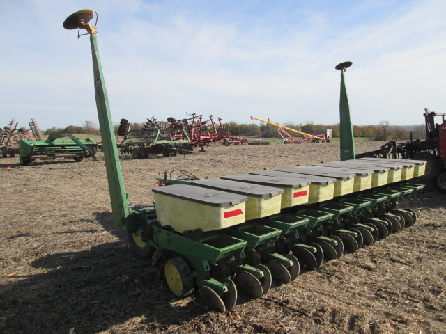 JD 7000 10R18” BEAN PLANTER, NO-TILL,KINZE METERS, 3 BUSH BOXES