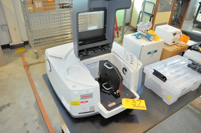 THERMO FISHER SCIENTIFIC NICOLET iS10 FT-IR Spectrometer S/N 912A0607