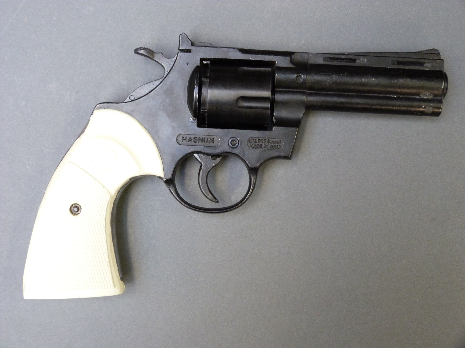 BBM Colt Magnum style 9mm blank firing six shot revolver with moulded ...