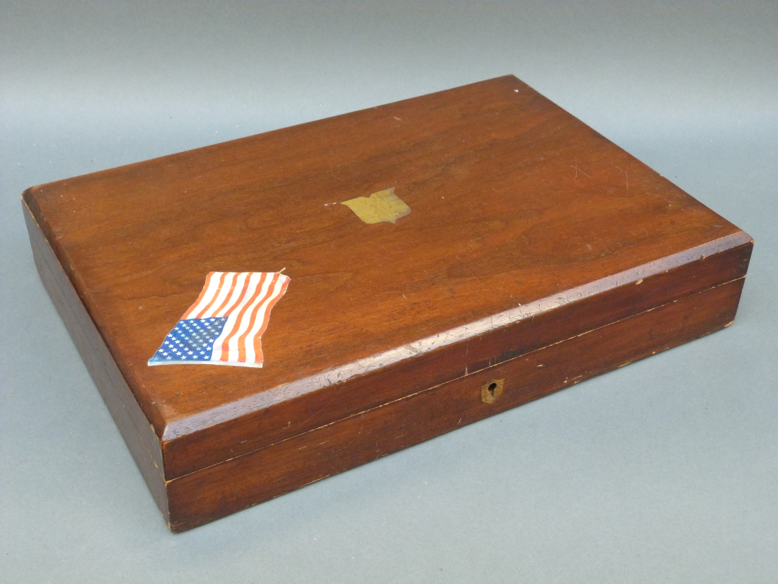 A brass inlaid wooden pistol / revolver box with fitted felt lined ...