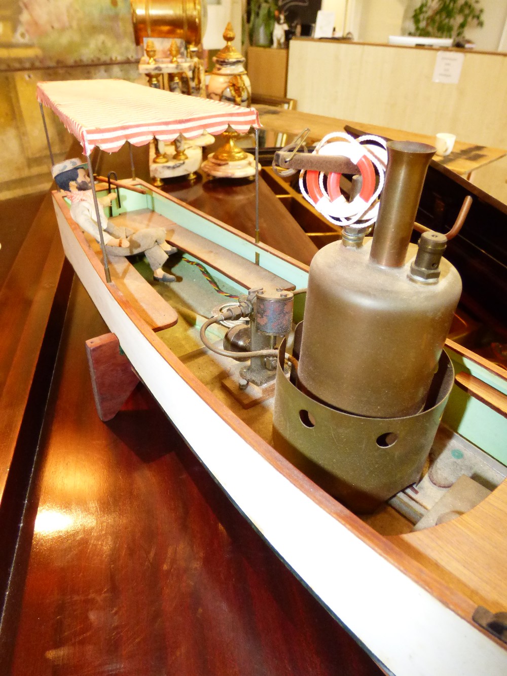 AFRICAN QUEEN STEAM POWERED MODEL BOAT (STEAM ENGINE)