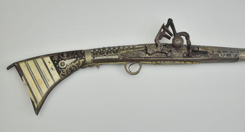 Moukala ou fusil à silex marocain pour fantasia crosse avec ornements ...
