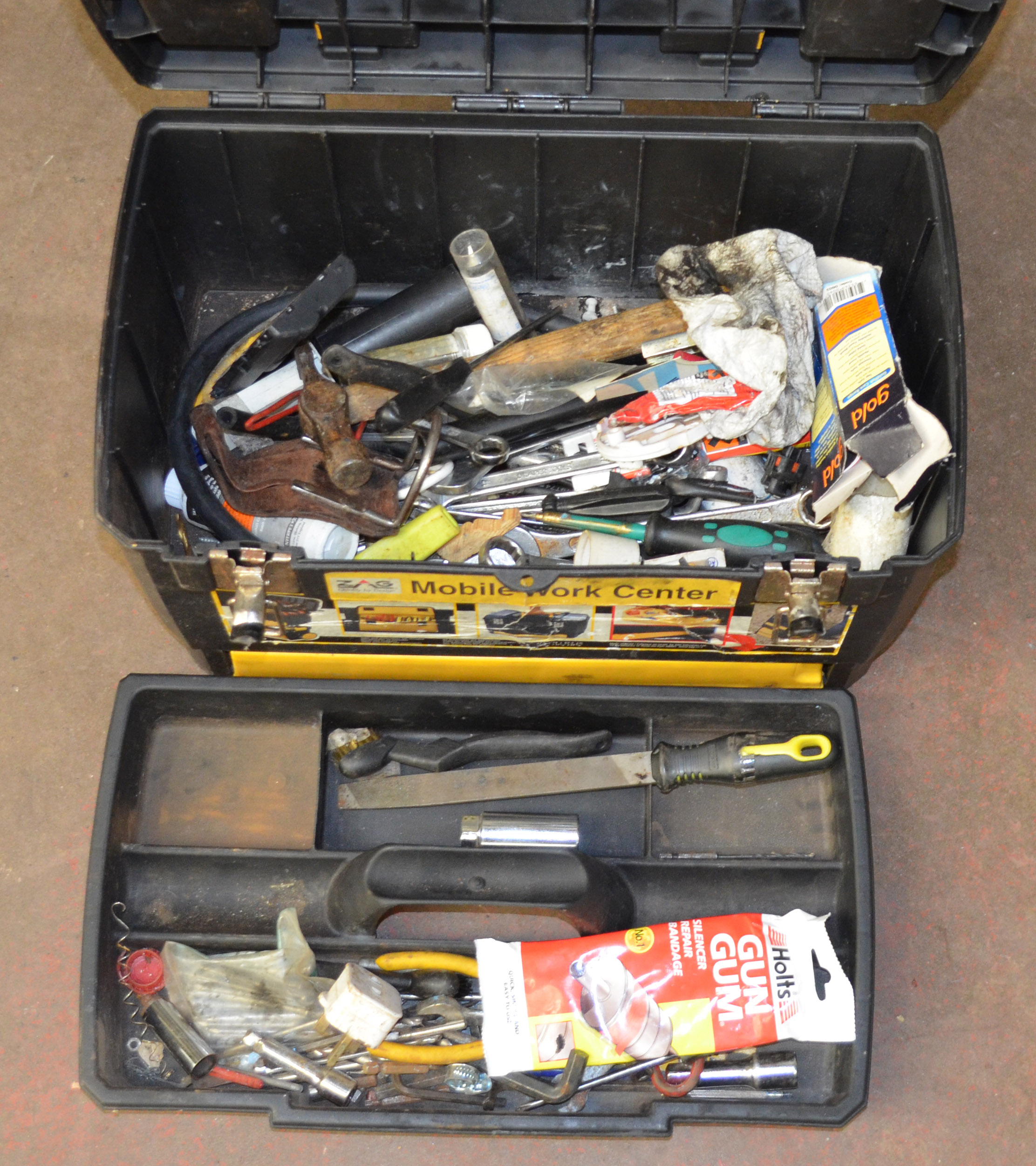 POLICE > Tool box with a quantity of tools. [NO RESERVE] [VAT ON HAMMER ...