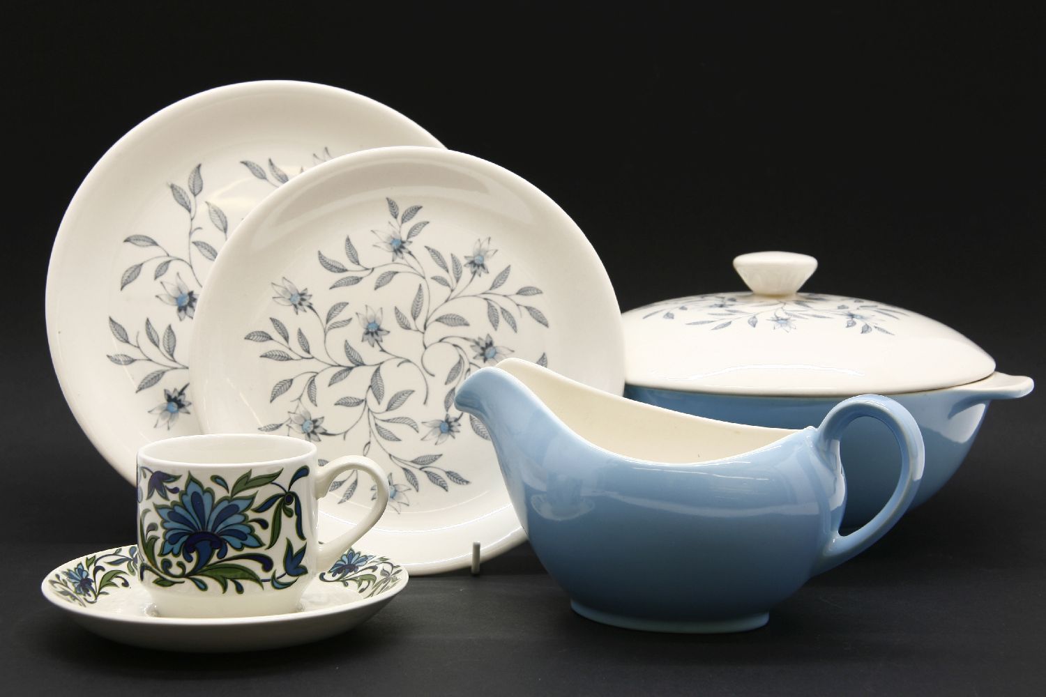 An Alfred Meakin 'tapestry' pattern dinner service, together with a ...