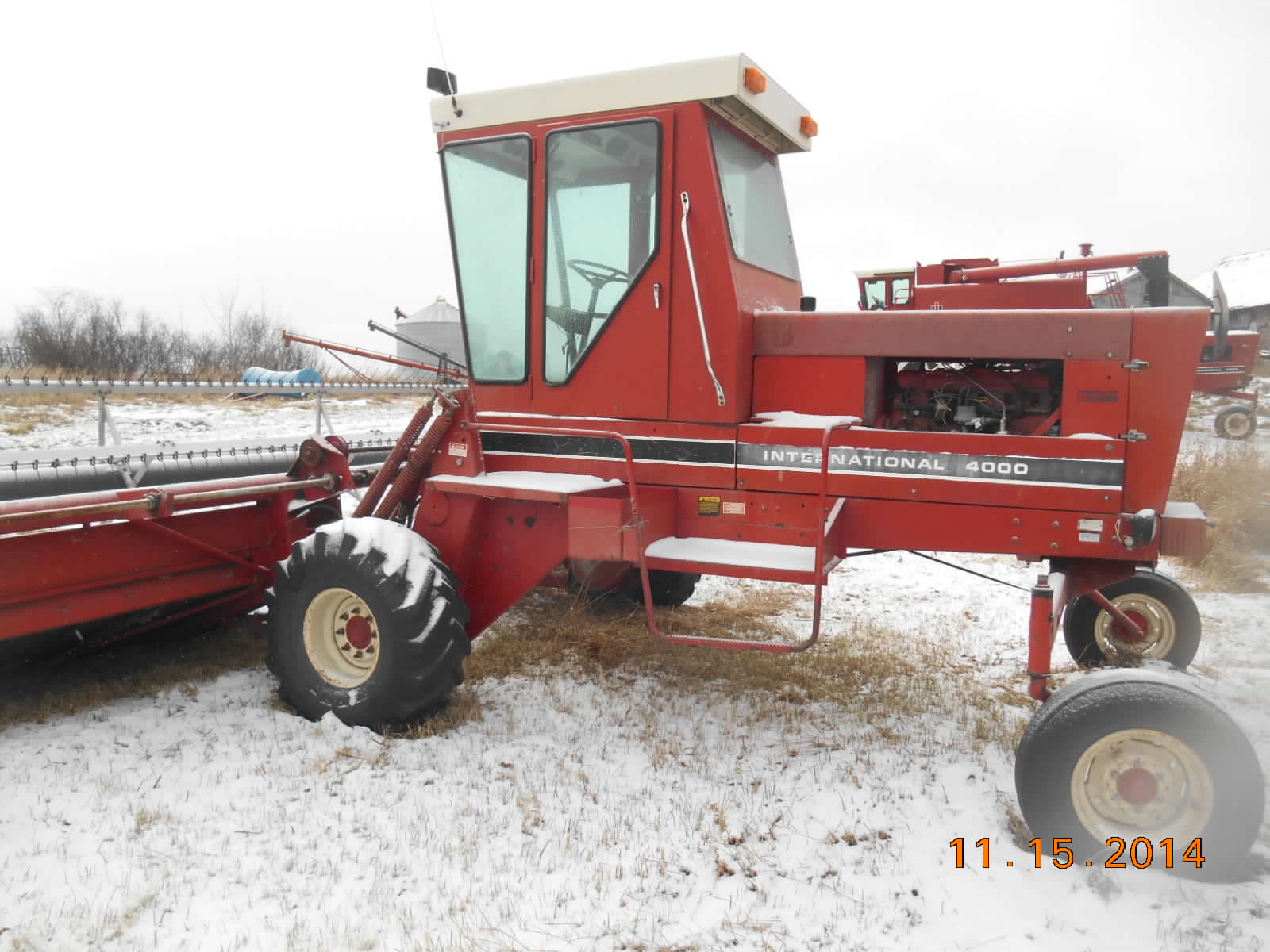 1981 IH 4000 swather, pickup reel, cab, looks good