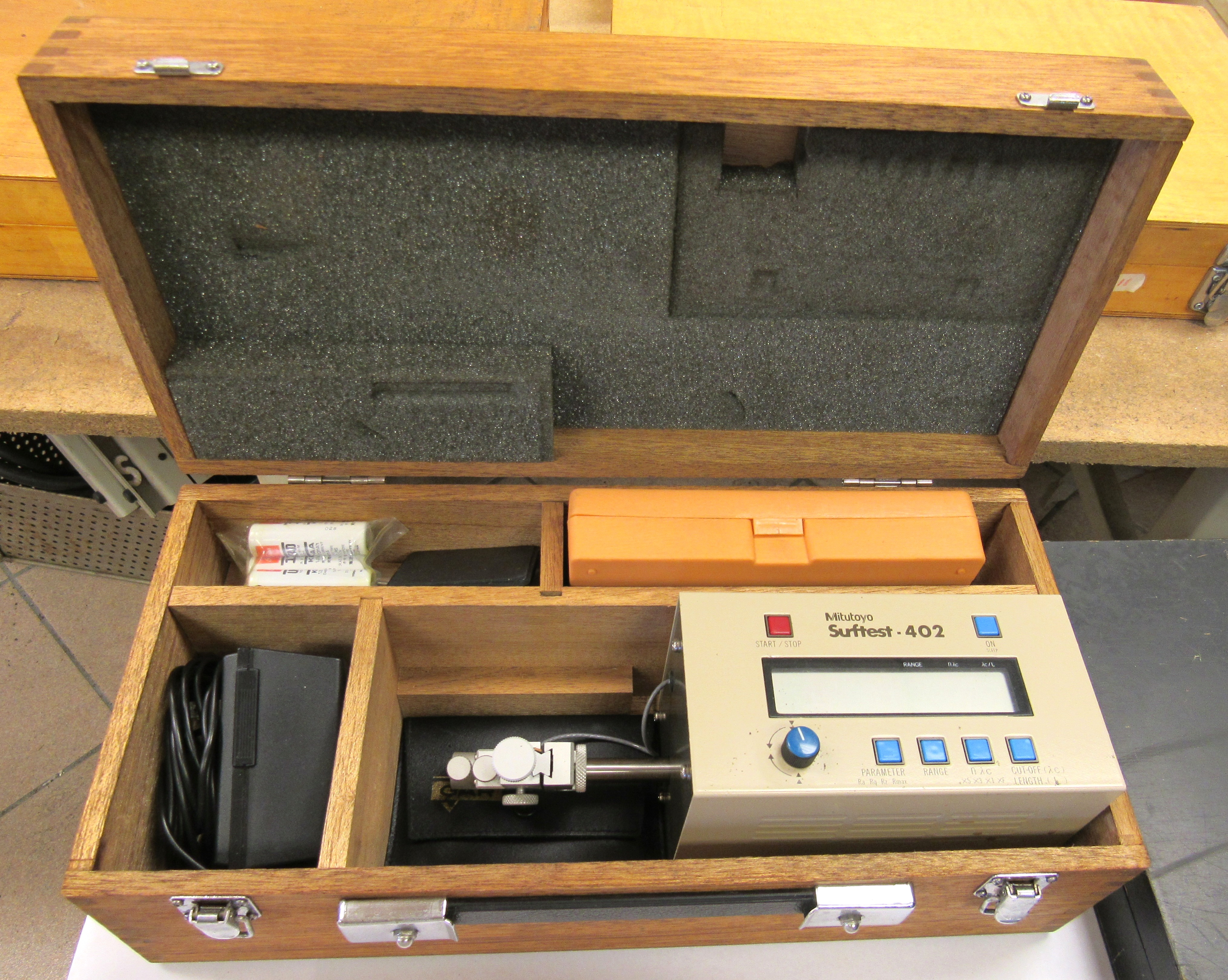 Mitutoyo Surftest 402 Roughness Tester