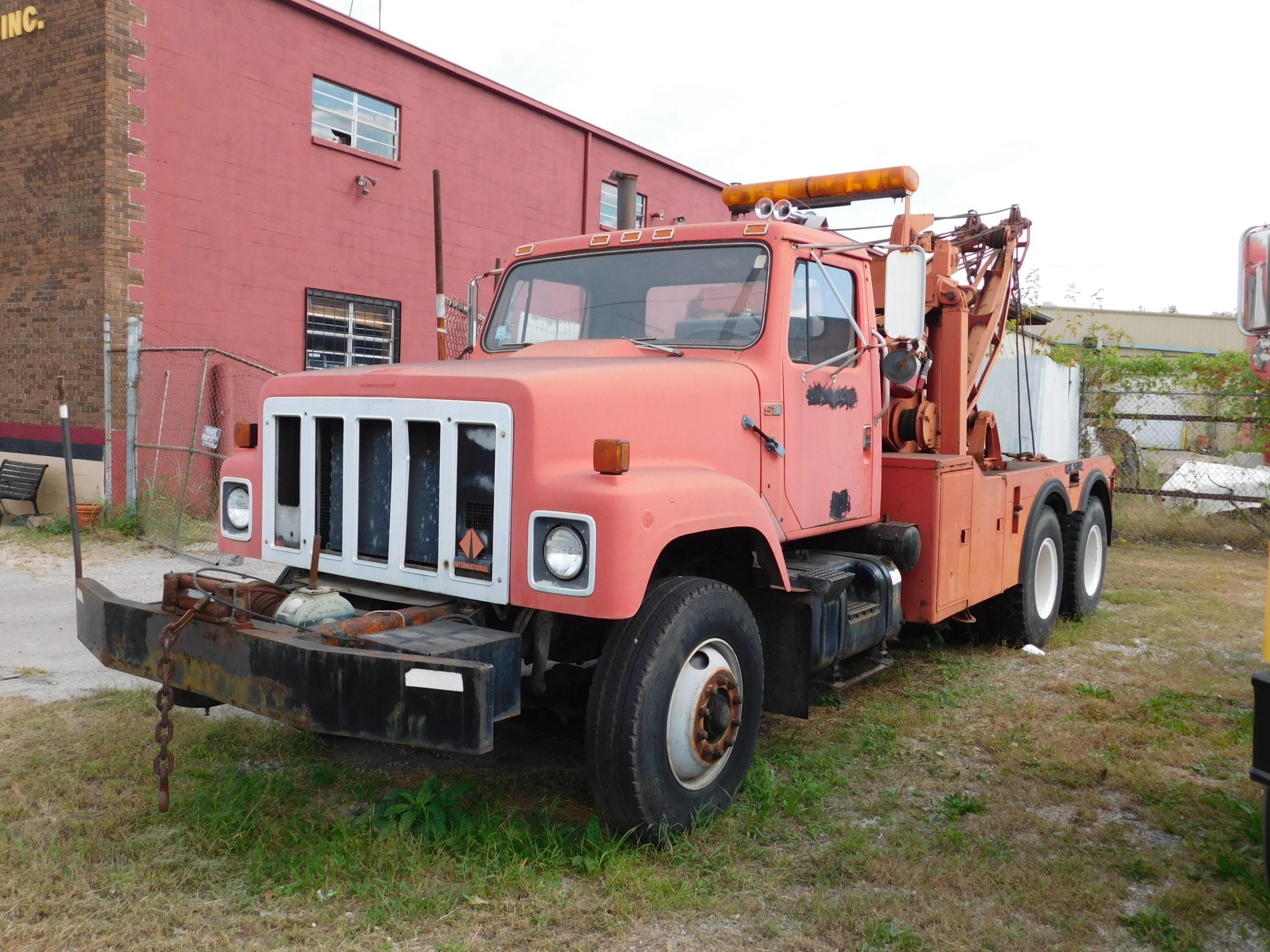 1988 International S2500 heavy duty tow-truck, w/Homes 850 bed, (no ...