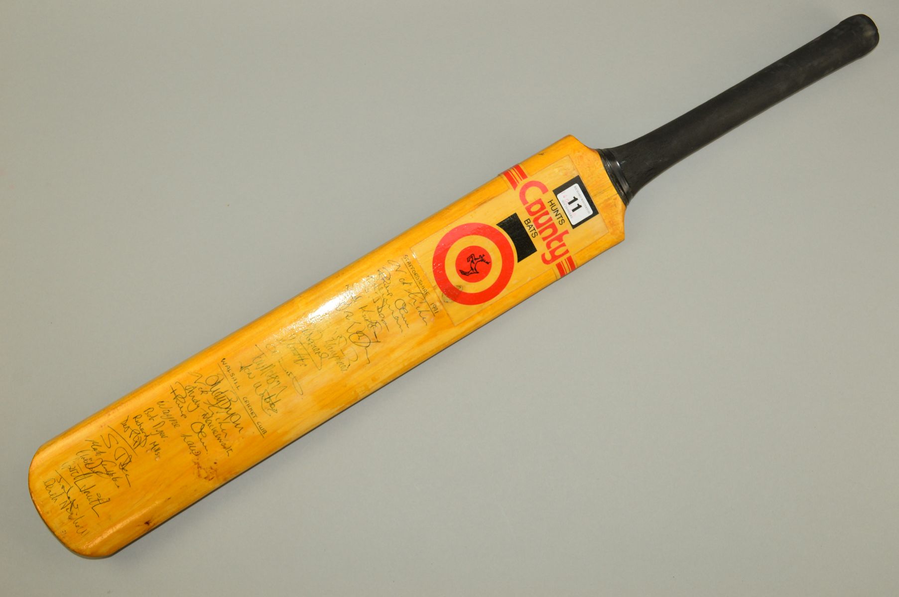 AUTOGRAPHED HUNTS COUNTY CRICKET BAT, of the Teddington, Oxfordshire ...