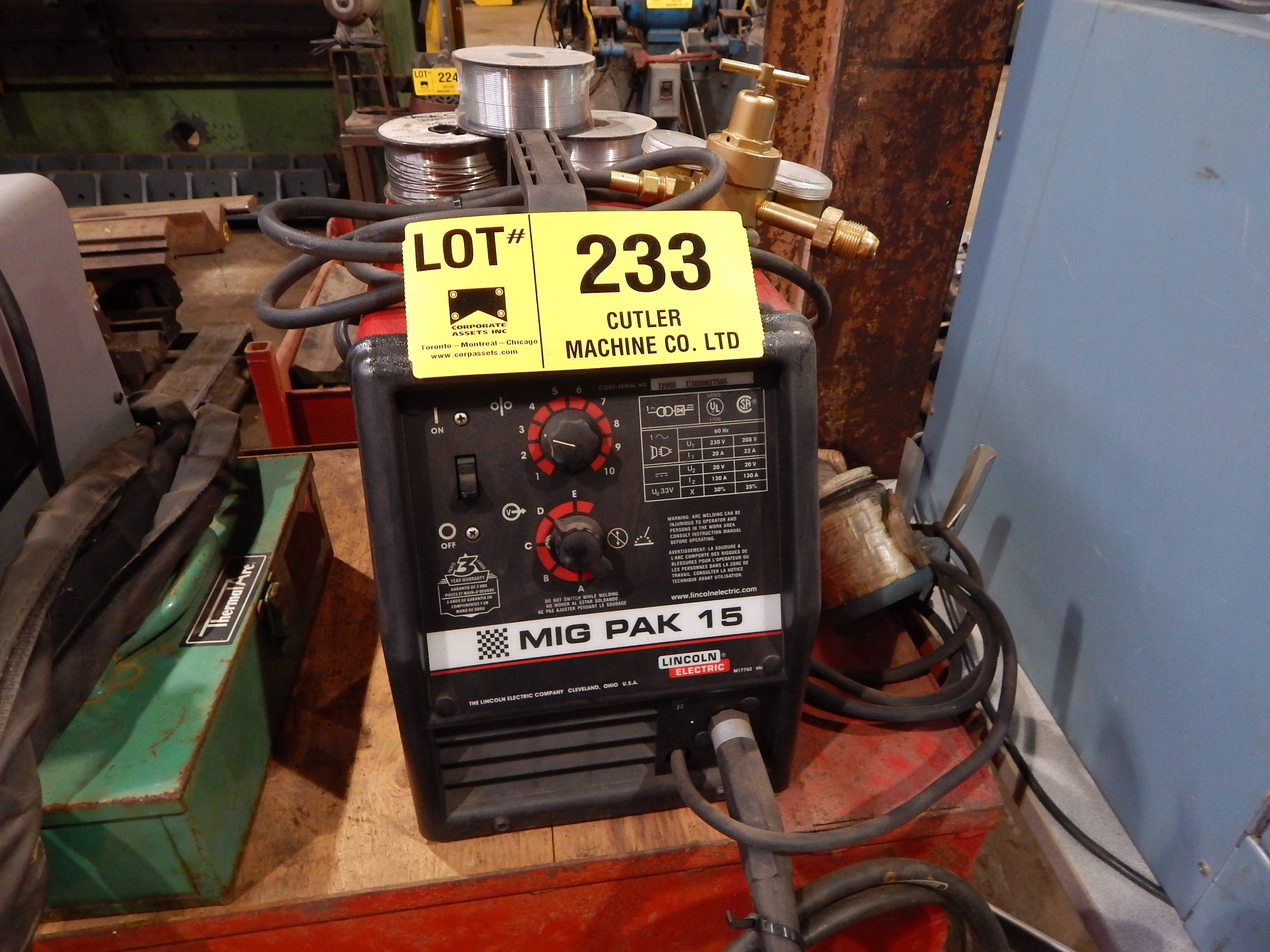 LINCOLN MIG PAK 15 PORTABLE MIG WELDER WITH CABLES AND GUN S/N: U1030617595
