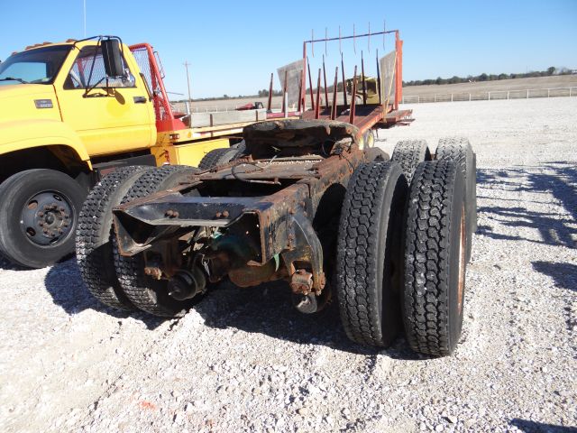 Semi Truck Cut Off Rear End w/Peterbilt Airlift Suspension