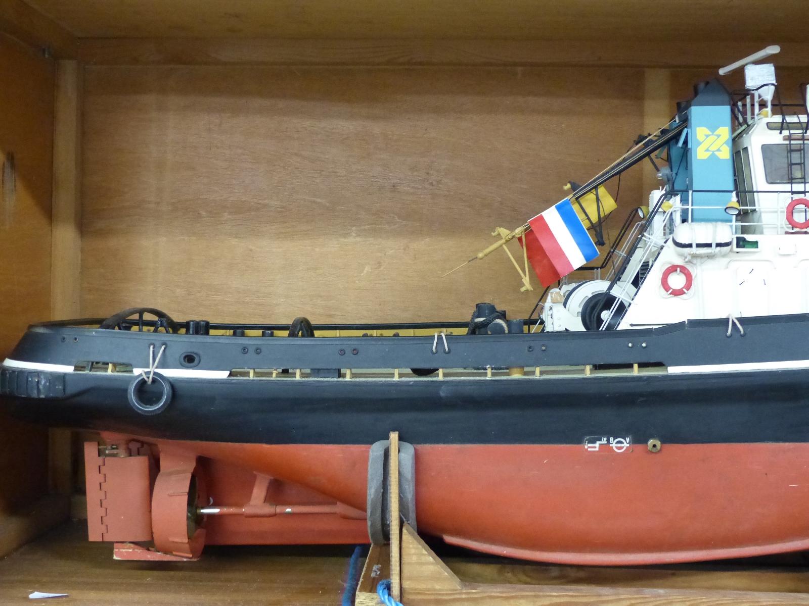 A large remote controlled model of a tug boat 'Smit Duitsland' on stand ...