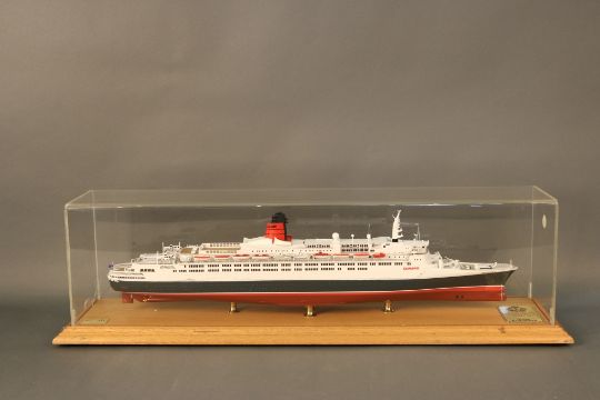 Cased Ship Model of Ocean Liner QE2 Ship model of the Cunard Ocean liner Queen Elizabeth II. Fin