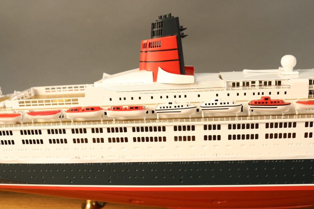 Cased Ship Model of Ocean Liner QE2 Ship model of the Cunard Ocean ...
