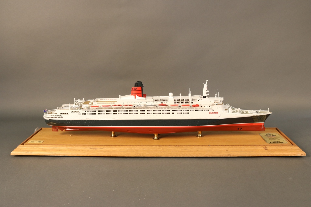 Cased Ship Model of Ocean Liner QE2 Ship model of the Cunard Ocean liner Queen Elizabeth II. Fin