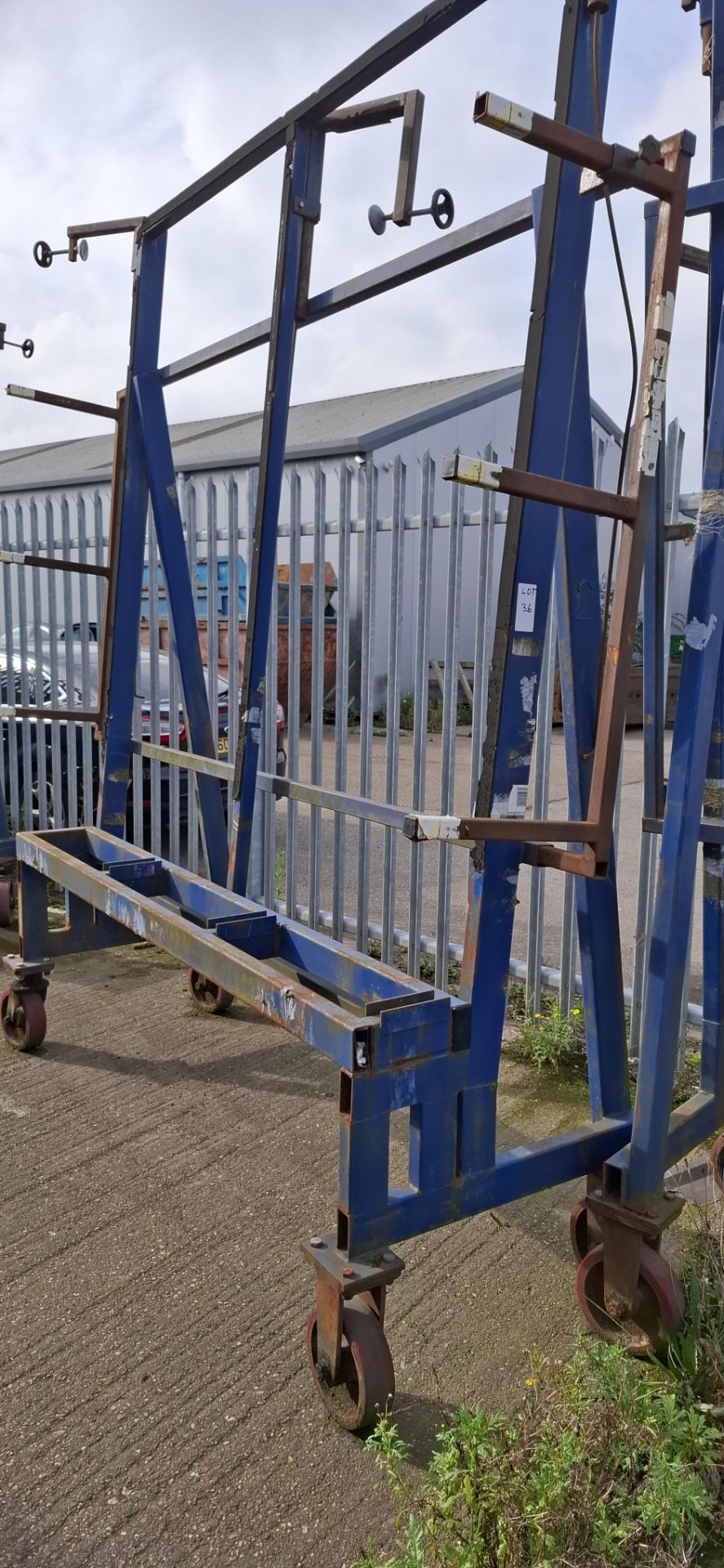 1 X HEAVY DUTY LARGE GLASS CARRIER IN BLUE (LOCATION OUTSIDE)