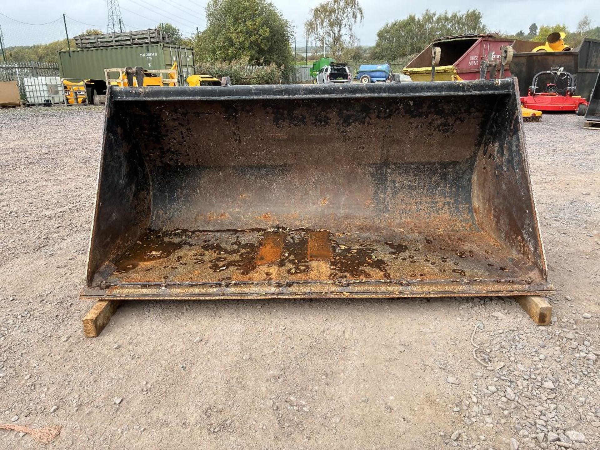 Unbranded Large Bucket/Shovel with Attachment Points & Cutting Edge