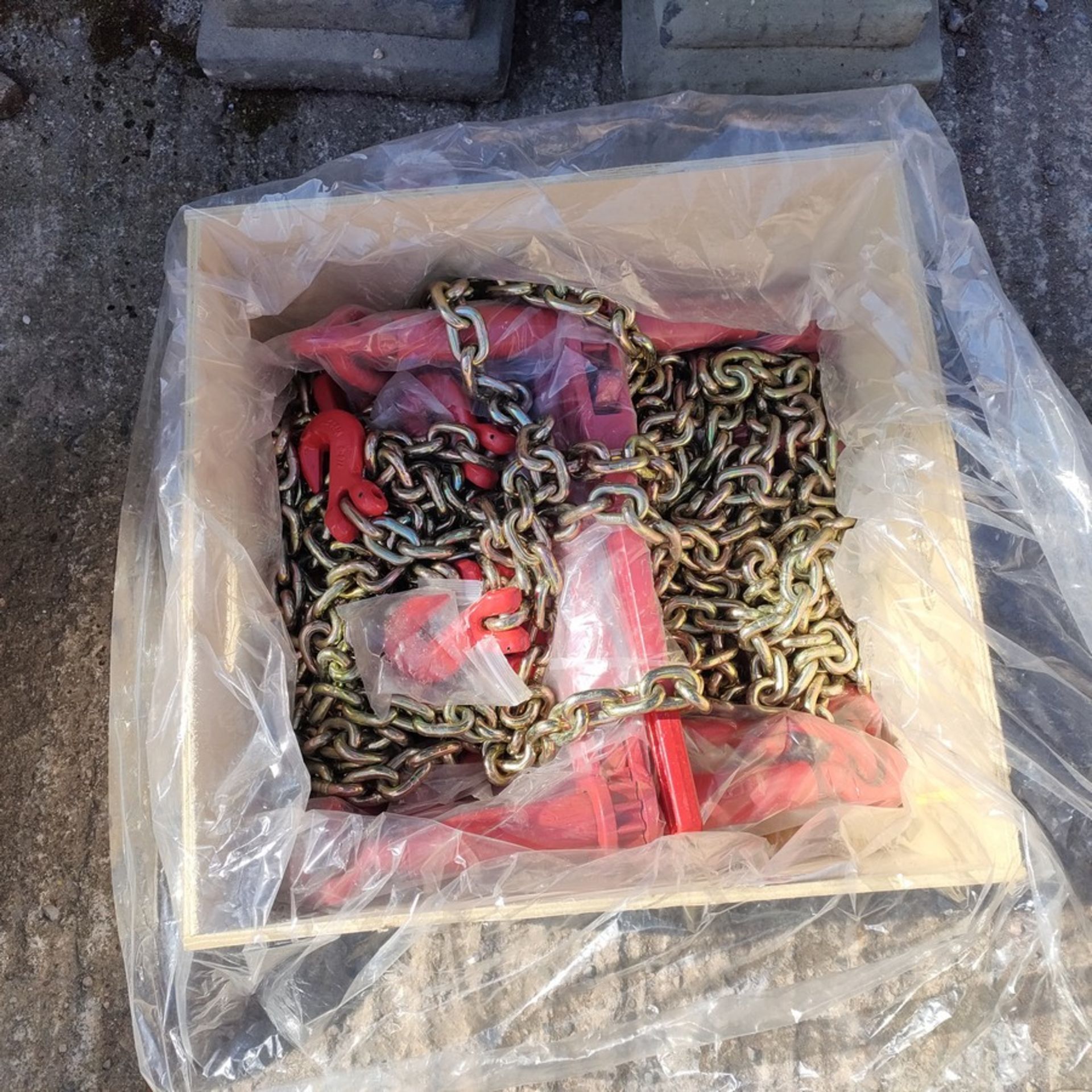 BOX OF LORRY RATCHETS & CHAINS