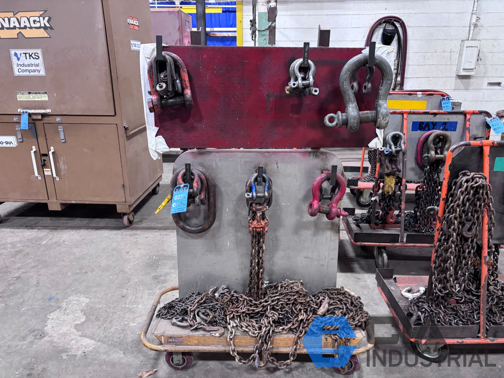 (LOT) LIFTING CHAINS, SHACKLES AND CART