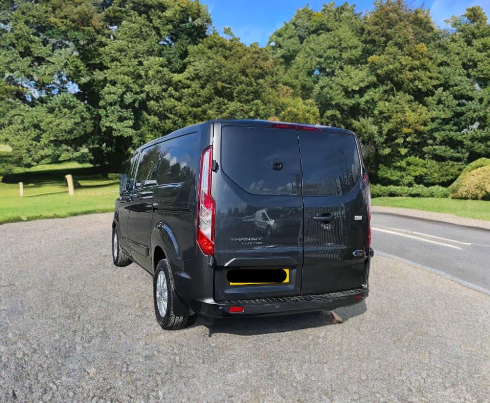 This 2023 Ford Transit Custom 280 Limited L1H1 (4,973mm long × 2,000mm ...