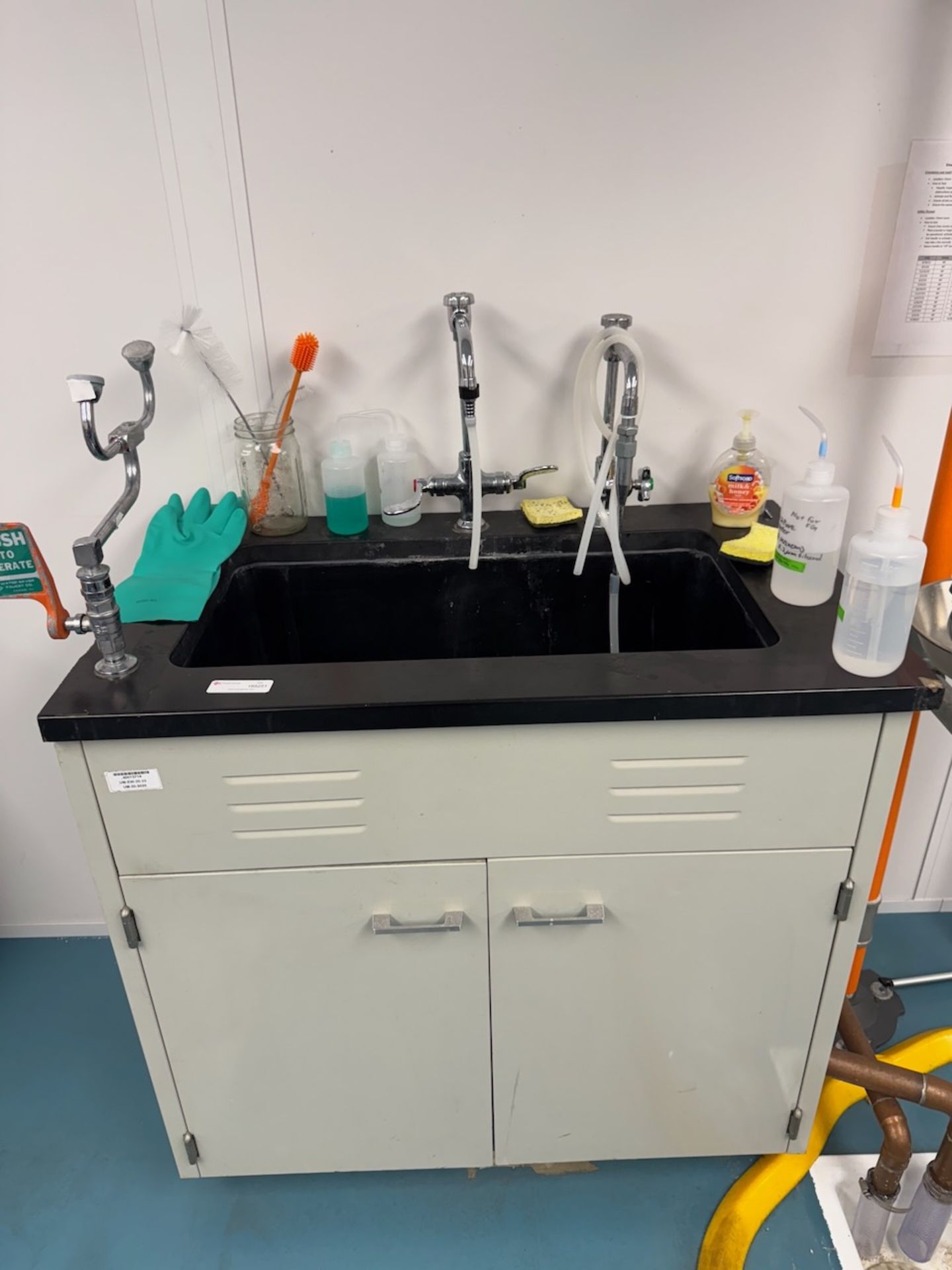 Lab sink, no contents. {Ref:185251}, Rigging Fee $187.5
