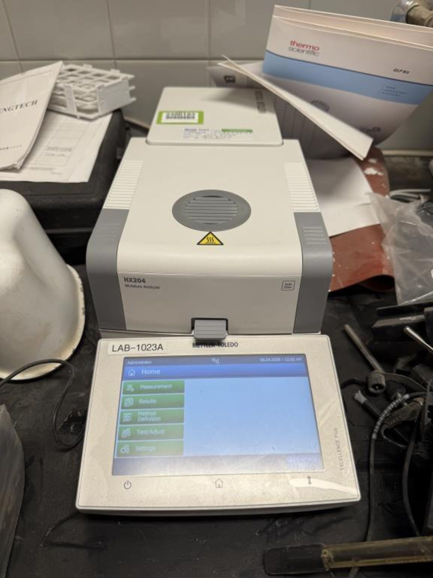 Metter Toledo HX204 HX/HS Moisture Analyzer. S/N C118677577. HIT # 2486183.
