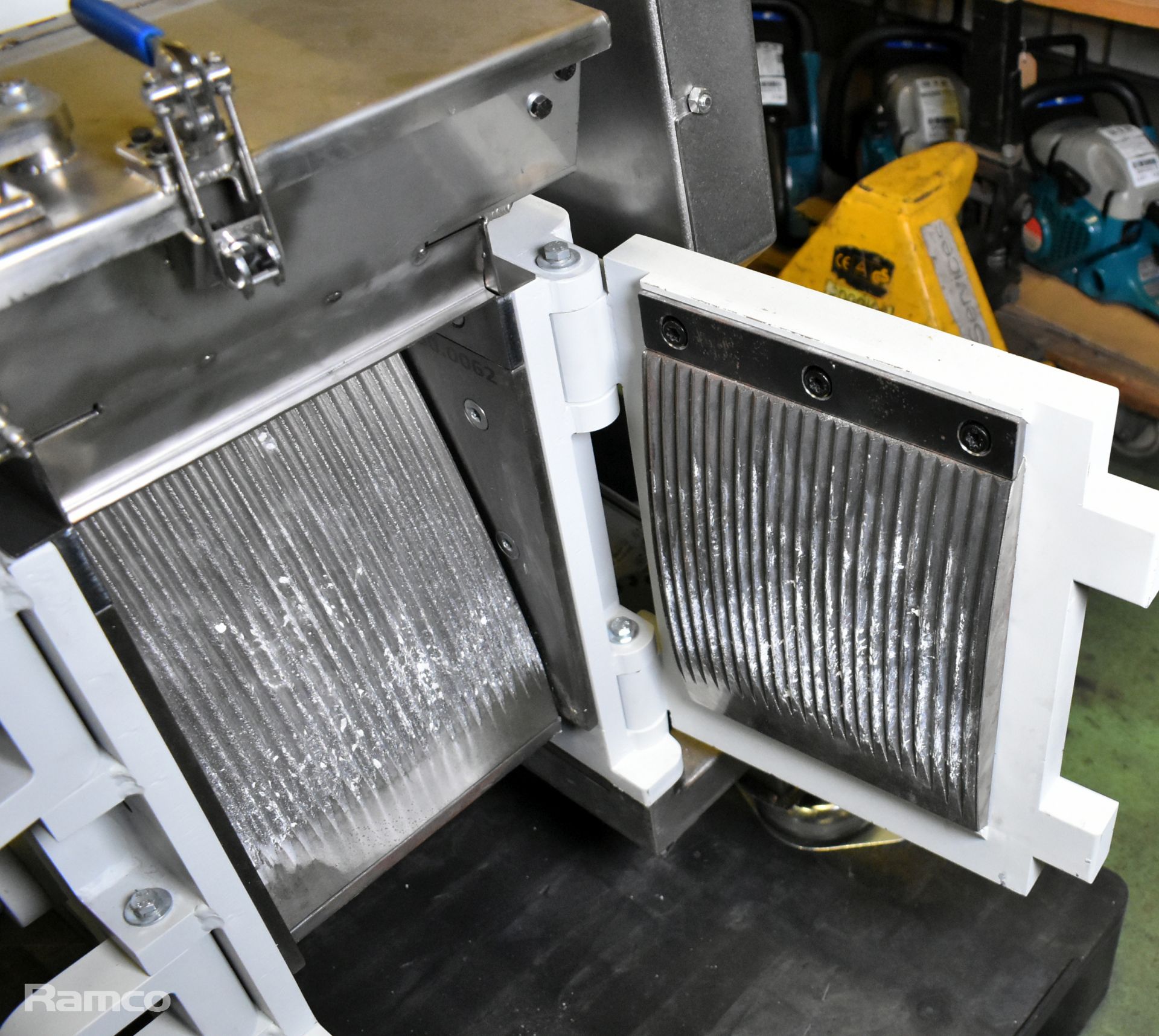 Retsch GmbH BB 400 Mn/geH jaw crusher - Serial No: 1221200427F - Year ...