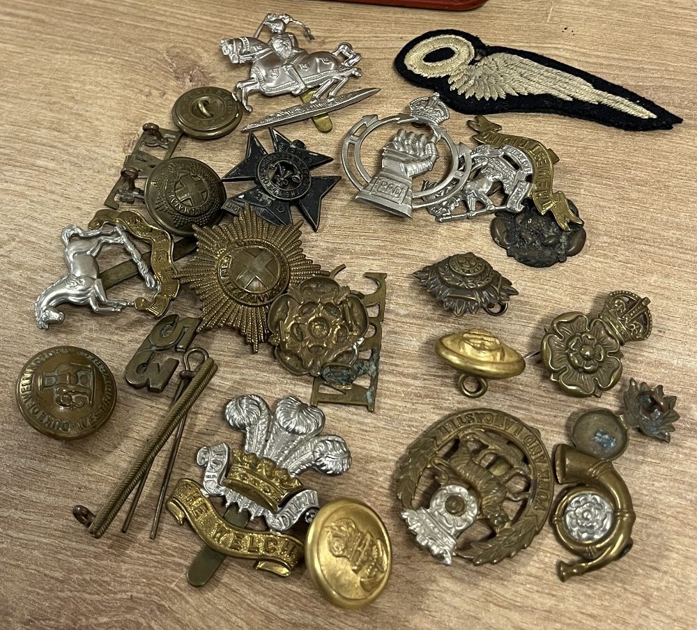 Military badges, buttons, shoulder titles comprising a WW1 metal wound ...