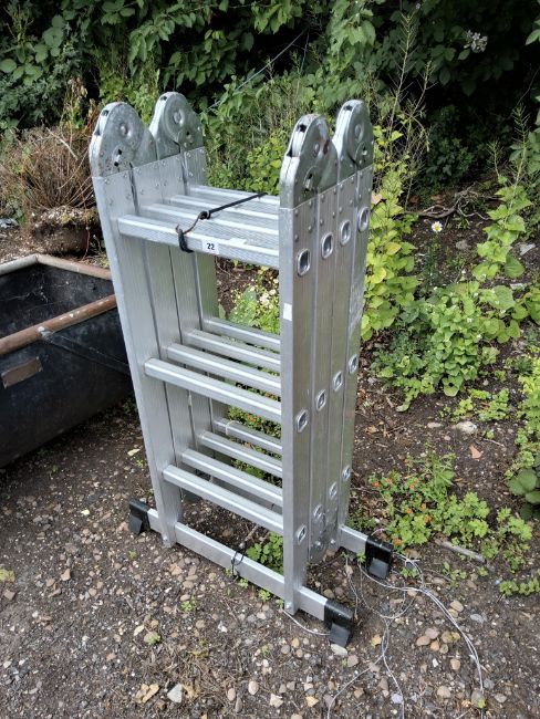 AN ALUMINIUM 4 IN 1 FOLDING PLATFORM LADDER Dimensions:closed height 103cm