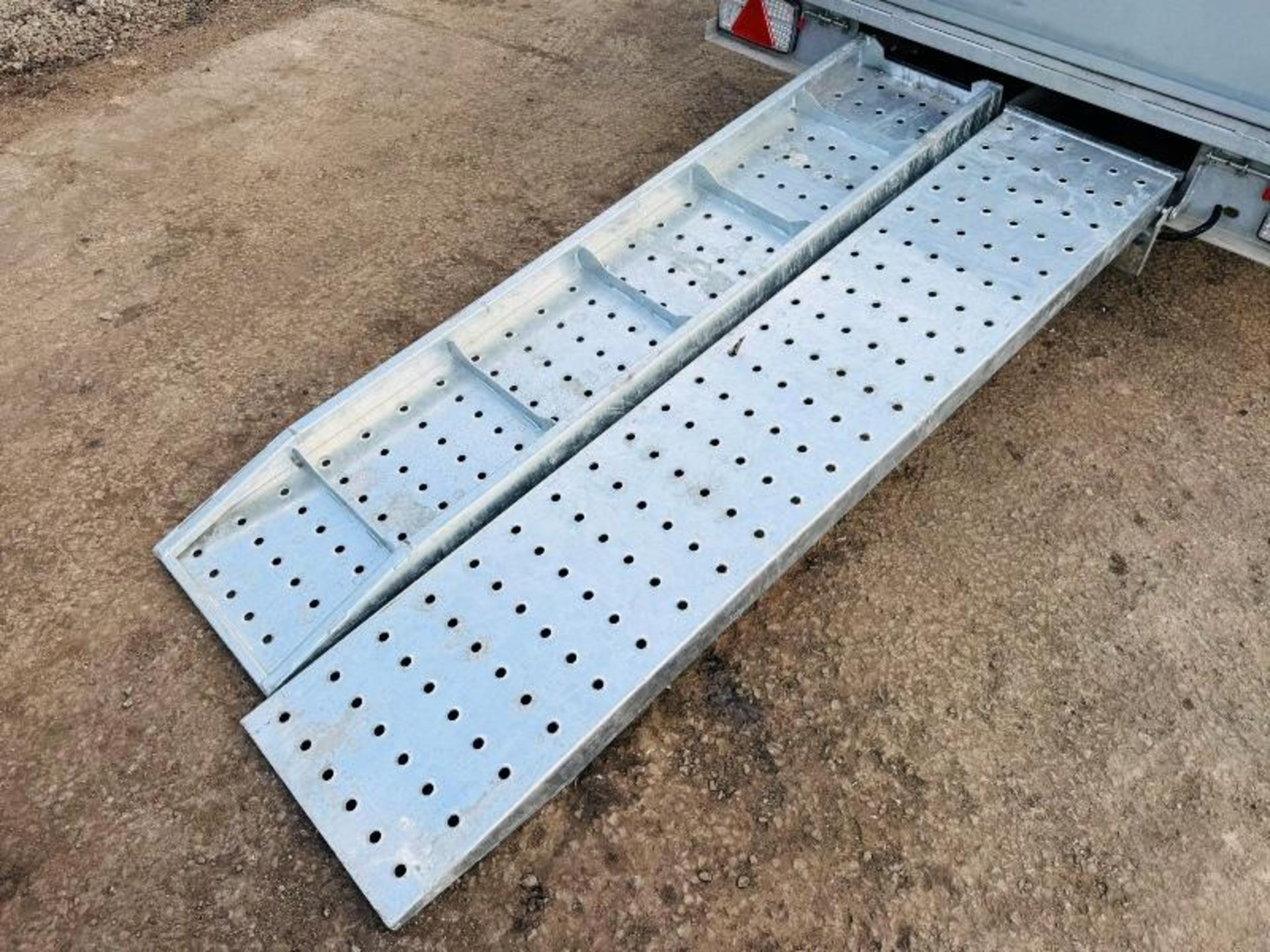 VC00003 Information from the seller: GRAHAM EDWARDS 5.5FT X 12FT TRI ...