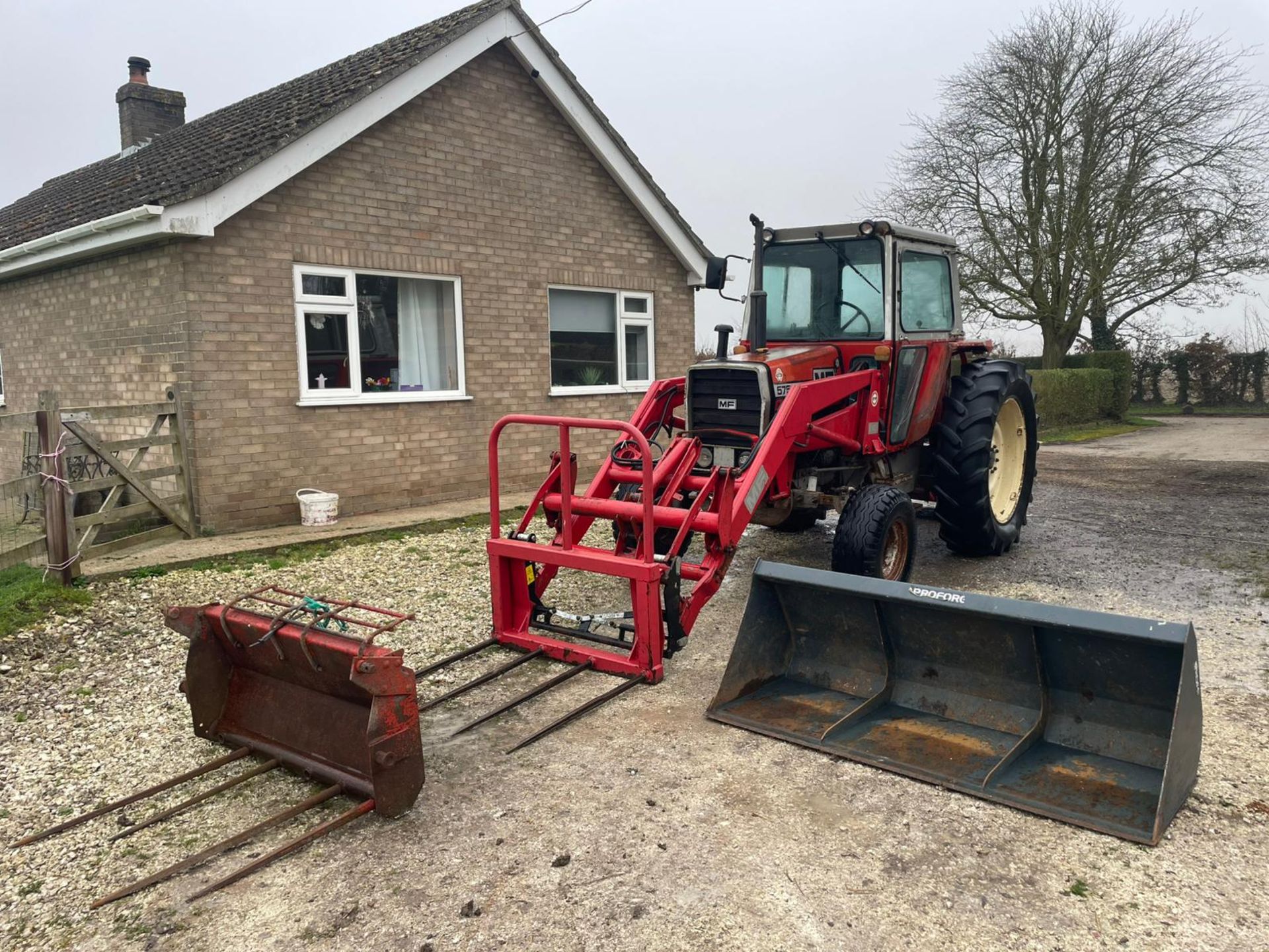 Massey Ferguson 575 with attachments: Euro 8 headstock, loader bucket ...