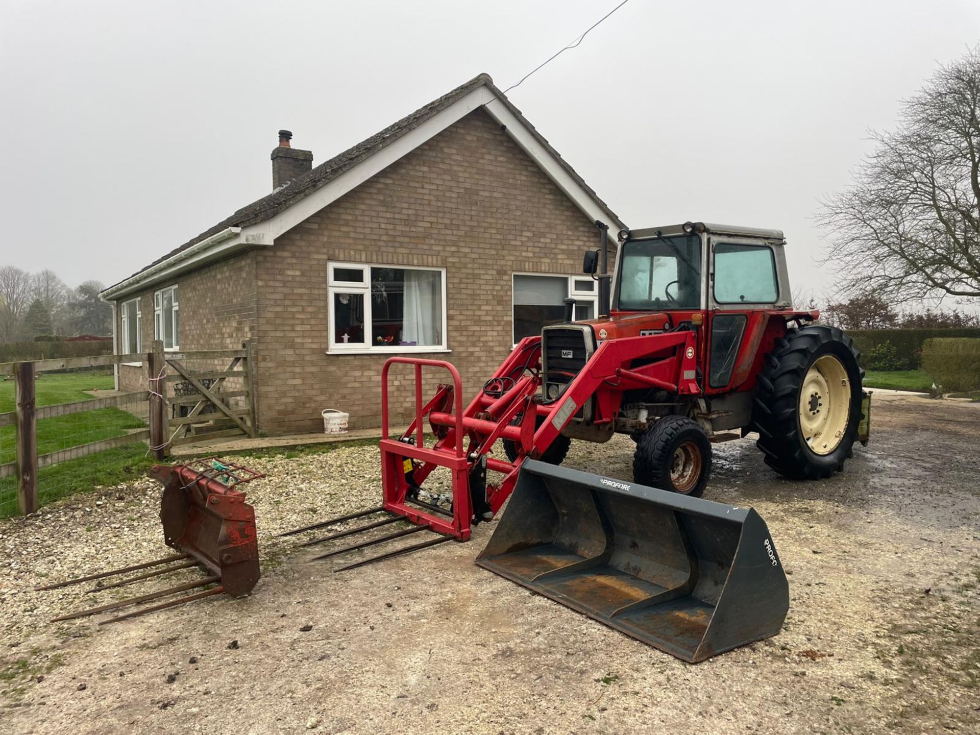 Massey Ferguson 575 with attachments: Euro 8 headstock, loader bucket ...