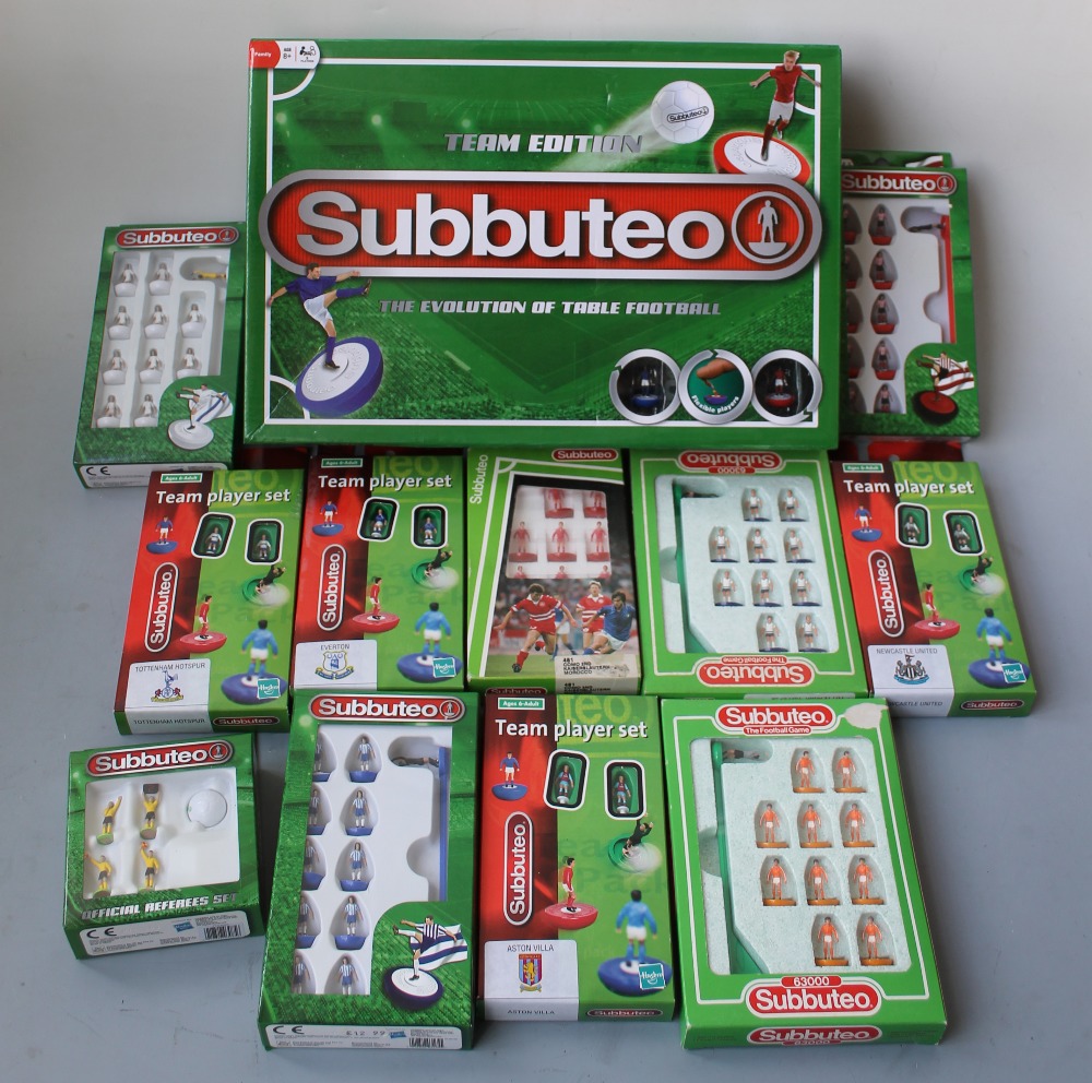 A COLLECTION OF MAINLY MODERN SUBBUTEO, consisting of a Subbuteo team ...
