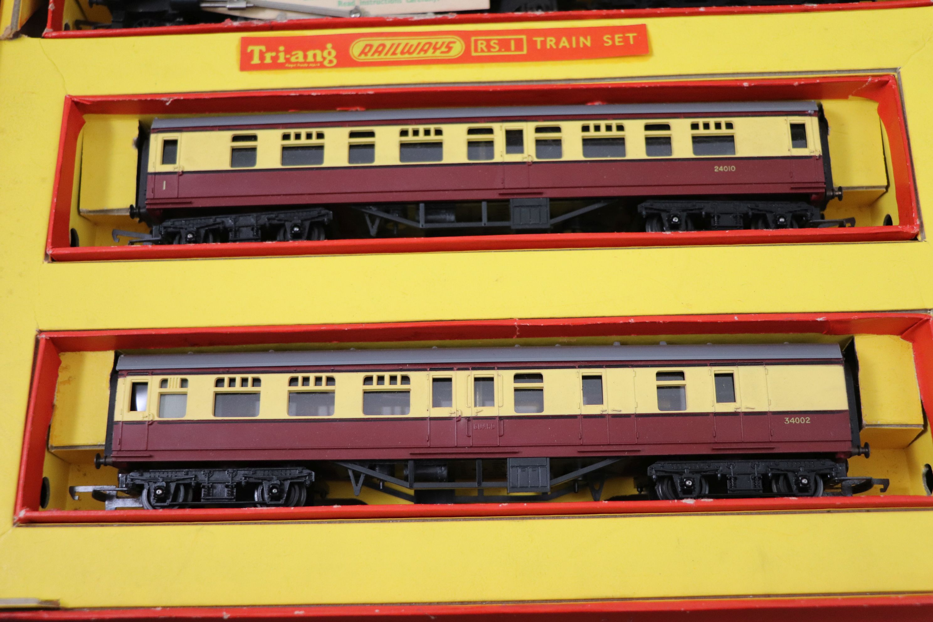 Three boxed Triang OO gauge model railway train sets to include RS24 ...