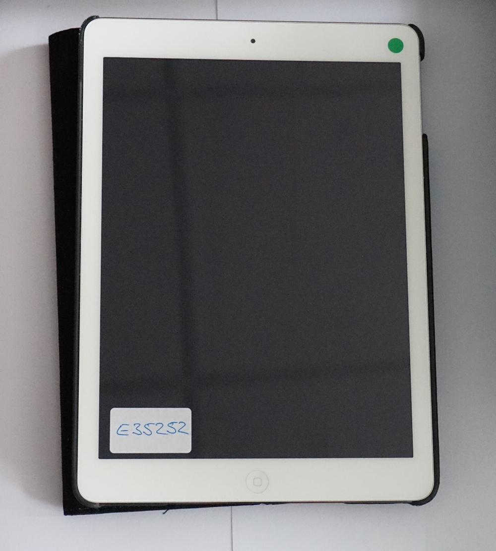 APPLE IPAD AIR (WIFI) 32GB - MODEL A1474 serial number: DMPNXPTRFK15. i ...