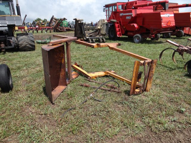Freeman Loader Off of Ford 4000
