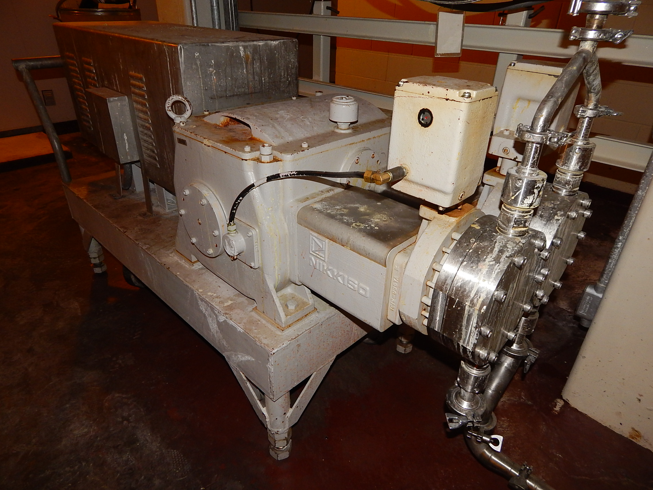 NIKKISO Metering Pump with 482.2 L Tank with Agitator, and Pressure Gauge