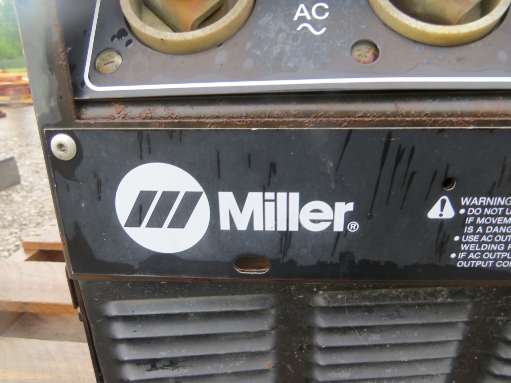 Miller Legend Welder/Generator- Onan 18HP Gas Engine Constant Current ...