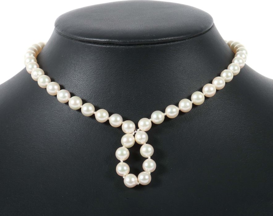 Perlenkette modern, geknotete Zuchtperlen, mittig eine Schlaufe formend ...