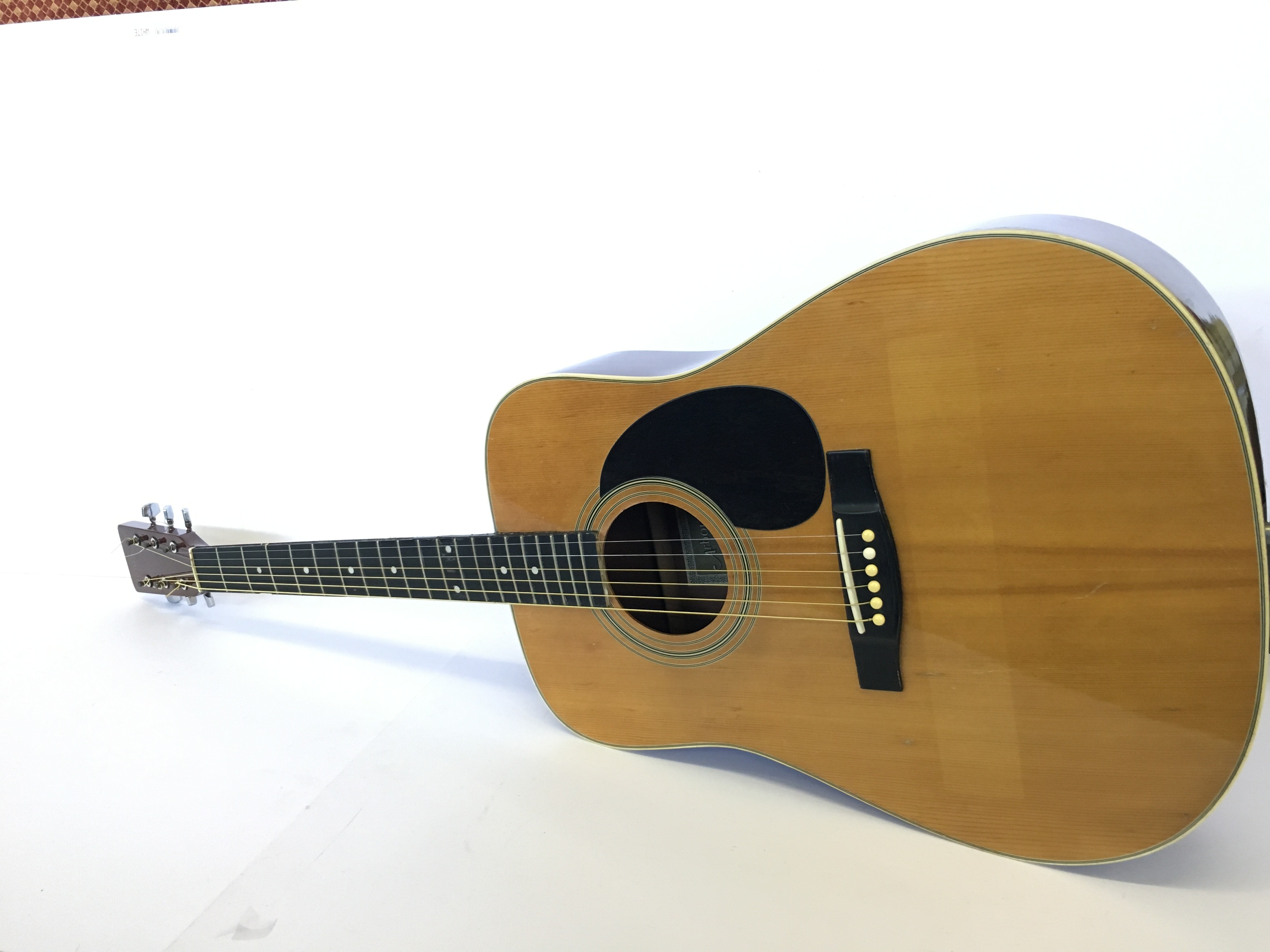 A Hohner Arbor (LW400N) six string acoustic guitar.