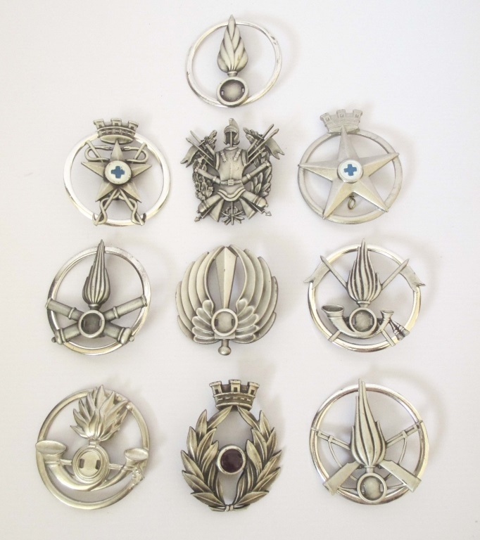 10 ITALIAN BERET BADGES White metal beret / cap badges (10)