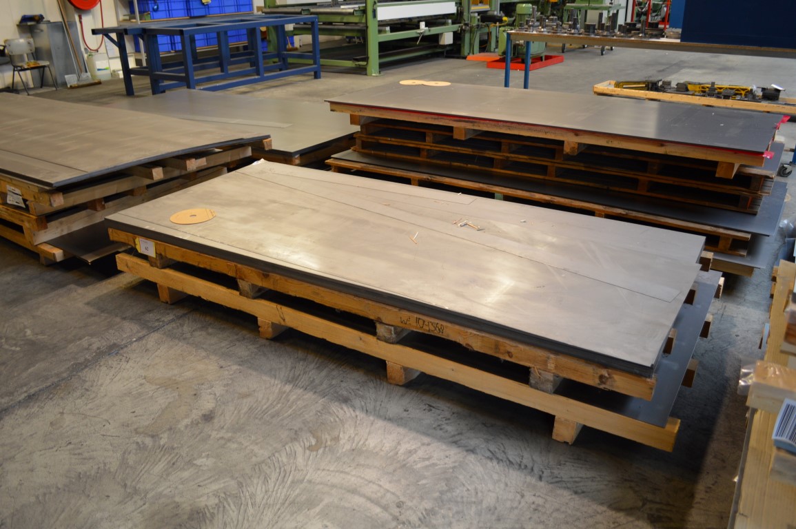 pallet met 60 blanke staalplaten, afm.: 2660x1160x1.25 mm