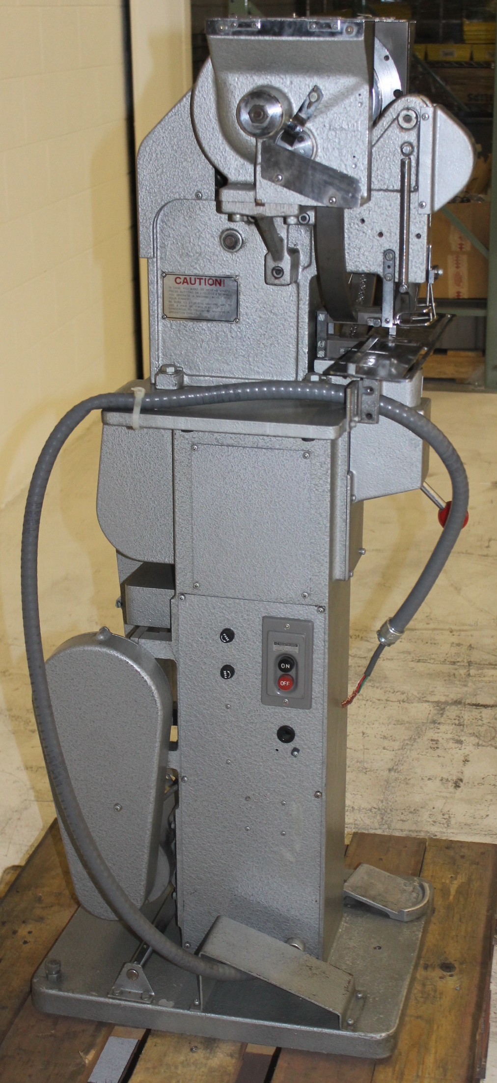 KANE-M APM-3000 SINGLE HEAD RIVETIER MACHINE, SINGLE CYCLE OPERATES IN ...