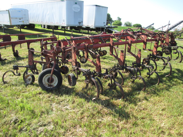 IH 12 Row Front Mount Cultivator