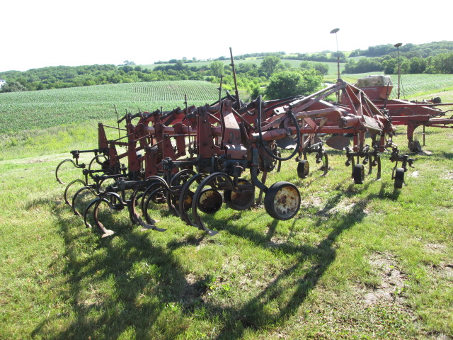 IH 12 Row Front Mount Cultivator