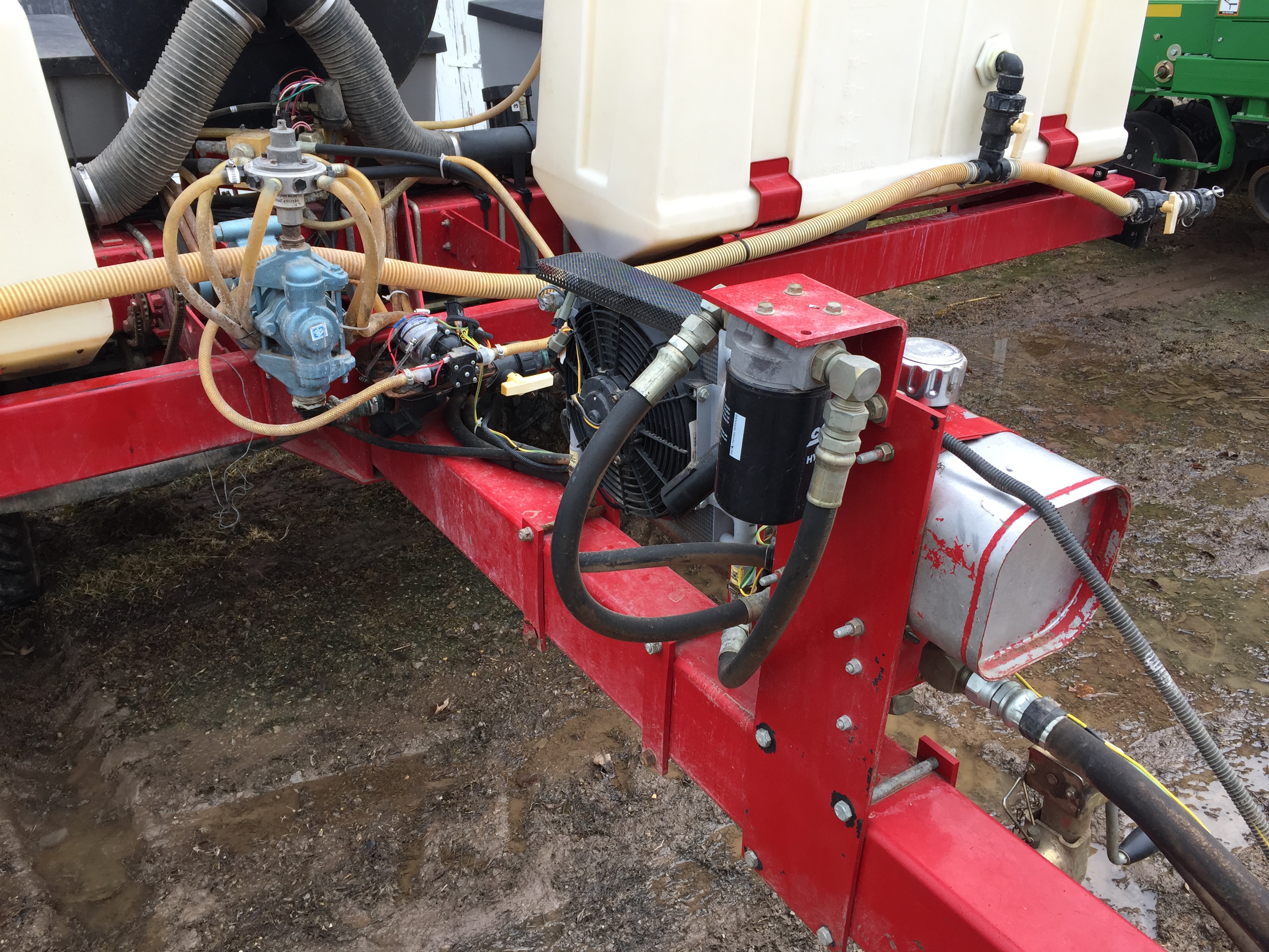 Case IH 1200 6 row corn planter w/ pop up fert, 2- 100 gal fert tanks ...