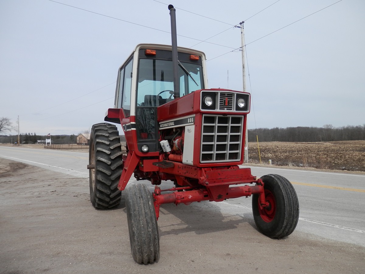 IH 886 Cab Tractor, Loaded up, 18.4-38 FS-like new, Good 4-rib fronts ...